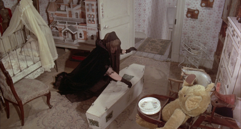 Whoever Slew Auntie Roo? (1972) • She Blogged By Night